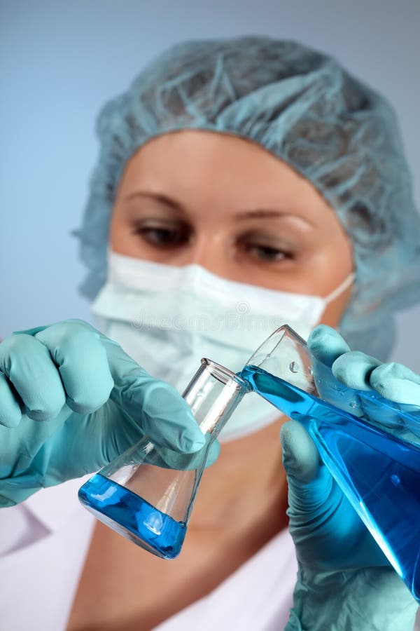 Chimiste Avec La Cornue En Verre Image stock - Image du microbiologie ...