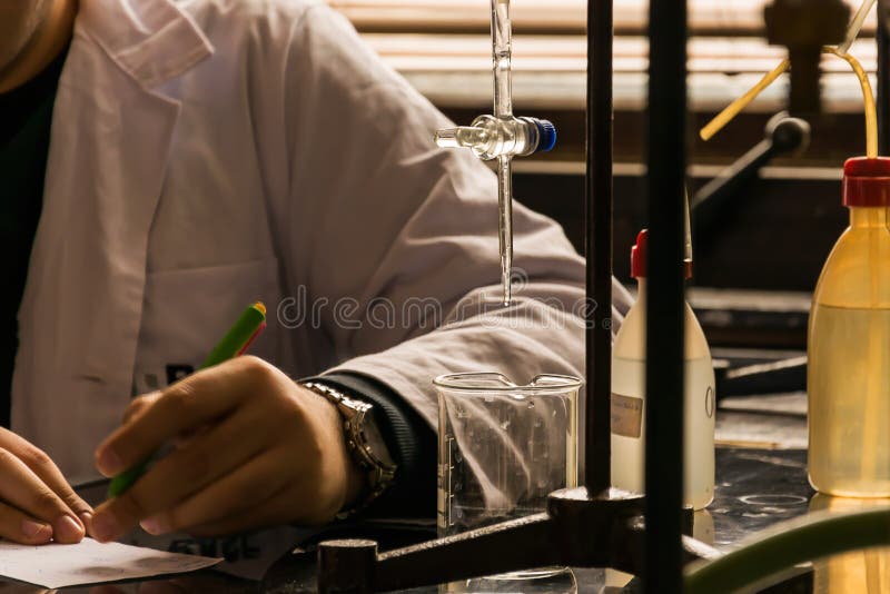 Chimiste Dans Le Laboratoire Image stock - Image du chemical, chimie ...