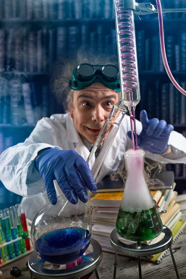 Chimiste Soufflant Dans Son Expérience Image stock - Image du explosion ...