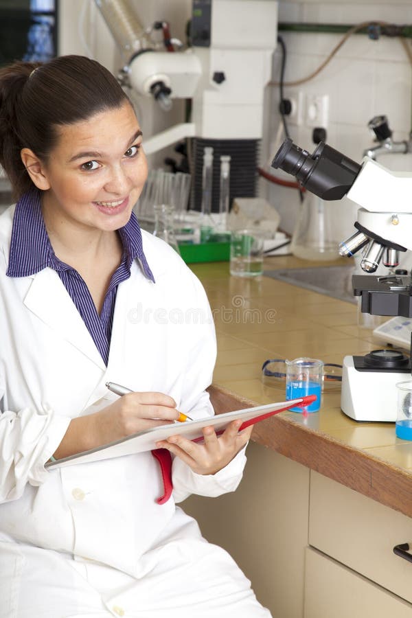 Chimiste Mignon Travaillant Dans Le Laboratoire Image stock - Image du ...