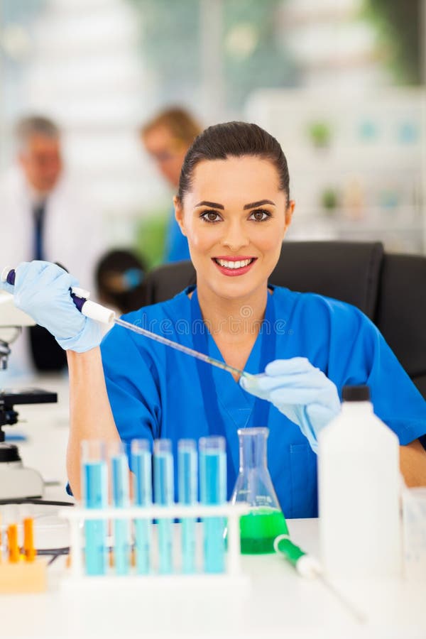 Laboratoire Travaillant De Chimiste Image stock - Image du chimie ...