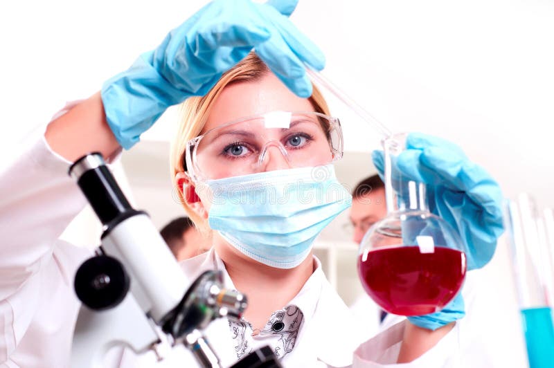 Chimiste Travaillant Dans Le Laboratoire Image stock - Image du pipette ...