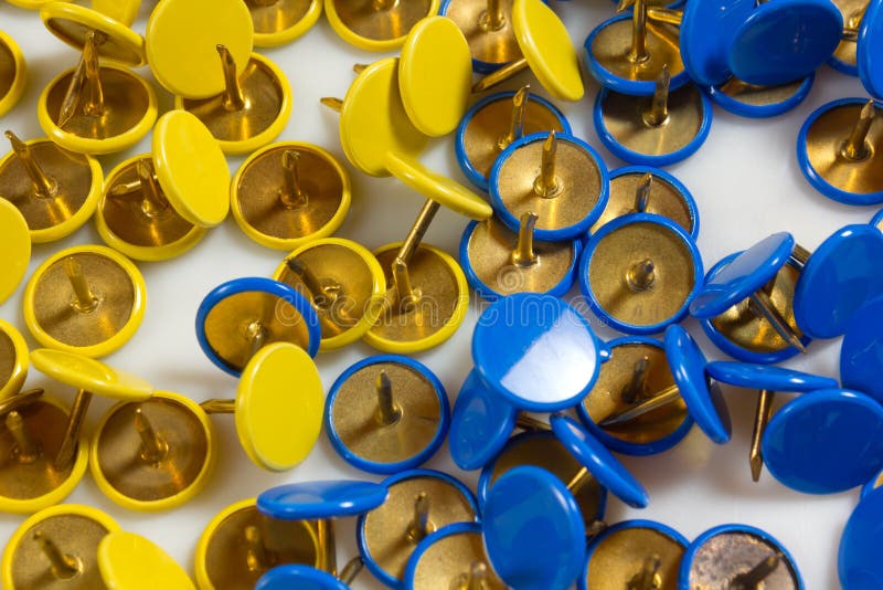 Chinchetas Azules Y Amarillas Foto de archivo - Imagen de drenaje ...