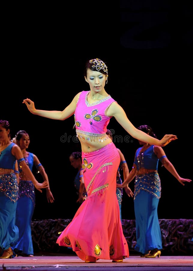 Chinese Dai ethnic dance editorial photography. Image of girl - 21327337