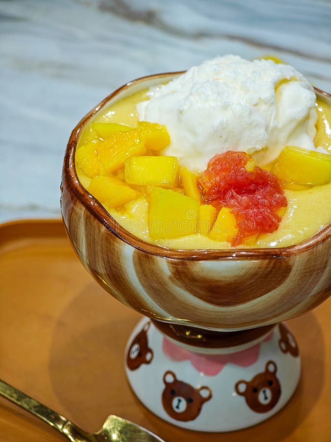 Chinese Dessert Ice and Mango Stock Photo - Image of tradition, table ...