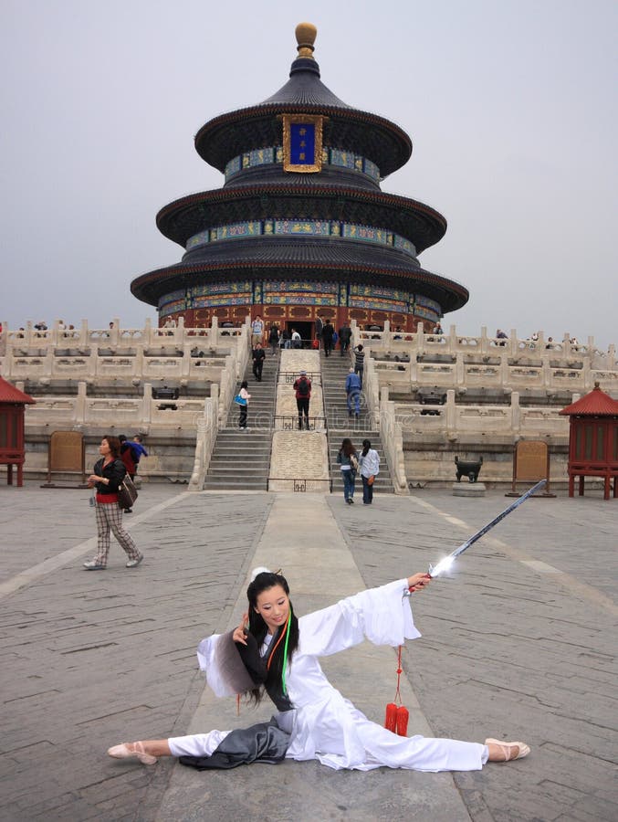Chinese girl with sword editorial photo. Image of temple - 19709586