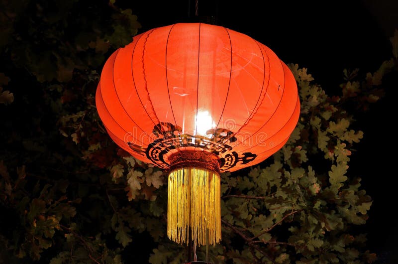 Heldere Rode Chinese Lantaarn 's Nachts, Met Een Zwarte Achtergrond ...