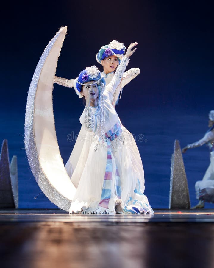 Chinese Mosuo National Dancers Editorial Image - Image of hoofer, asian ...