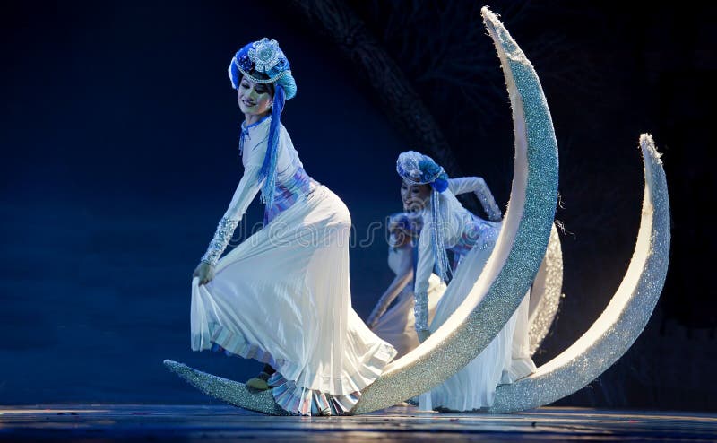 Chinese Mosuo National Dancers Editorial Stock Image - Image of lugu ...