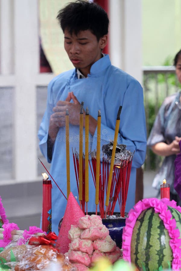 Chinese pray editorial photo. Image of temple, chinese - 69944531