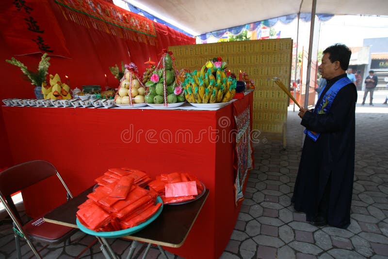 Chinese pray editorial photography. Image of tomb, central - 69786747