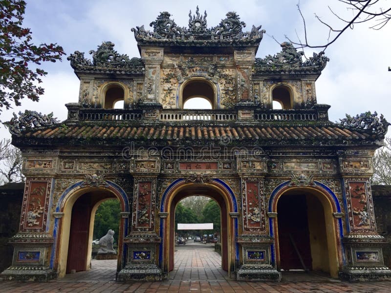 Chinese style gate stock image. Image of travel, carvings - 93648511