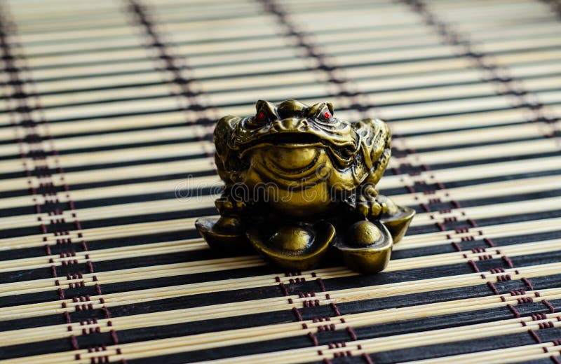 Chinese toad on bamboo mat stock image. Image of coin - 154929131