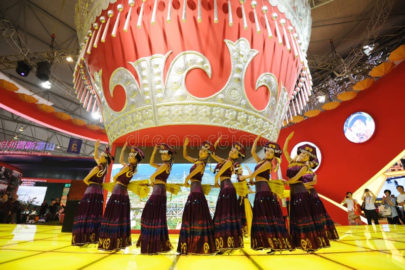 The Chinese Yi Girl Dancing Editorial Photo - Image of ancient, color ...