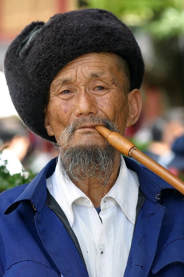 Chinesischer Mann Des Naxi Stammes Redaktionelles Foto - Bild von blau ...