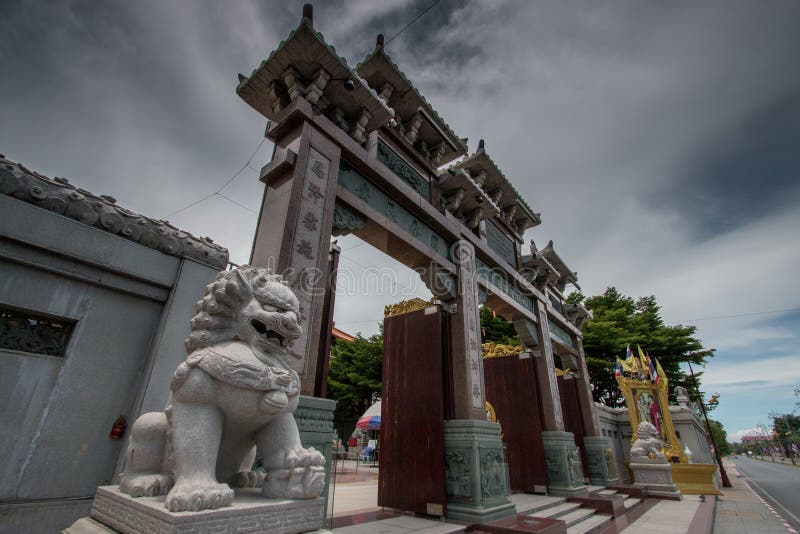 Chinesisches Tor Des Buddhistischen Tempels Stockfoto - Bild von ...
