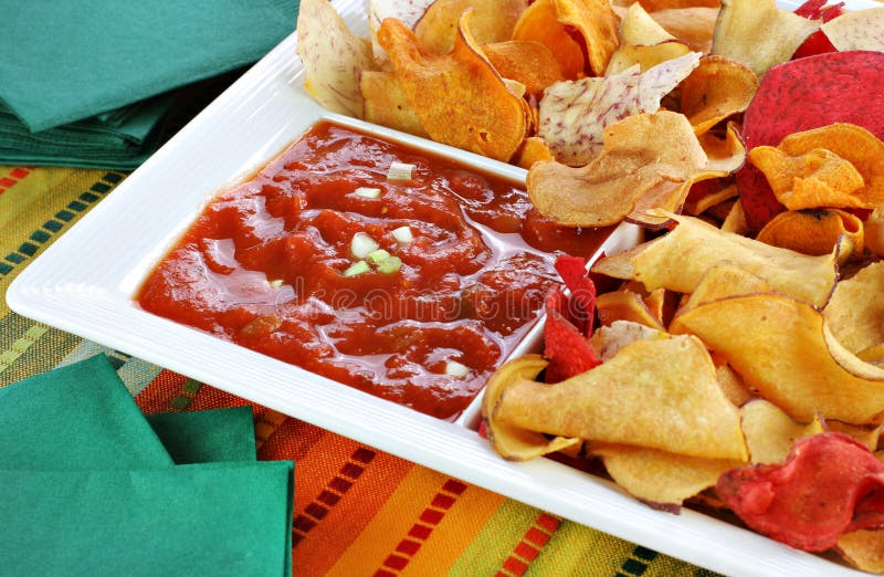 Chip Di Verdure Sani Con Il Tuffo Della Salsa Immagine Stock - Immagine ...