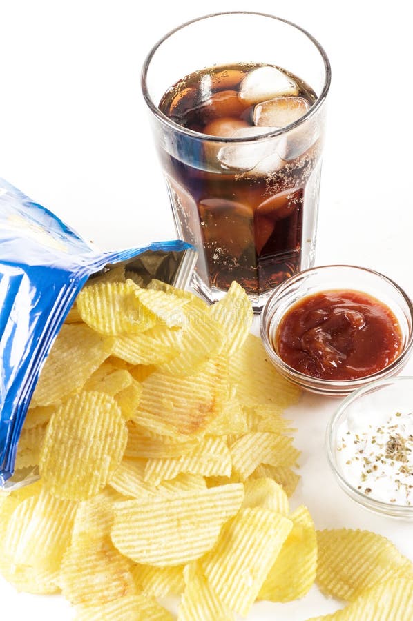 Chips et coke image stock. Image of bambou, glace, calories - 32338681