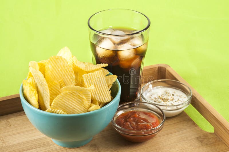 Chips et coke image stock. Image of bambou, glace, calories - 32338681