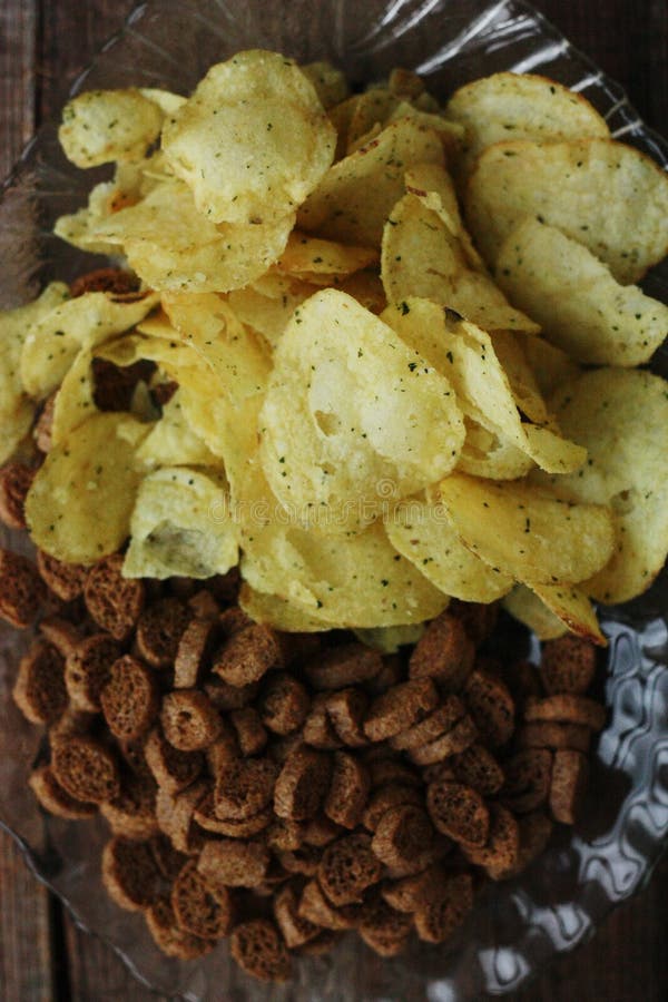 Chips Y Crackers En La Macro De La Mesa Foto de archivo - Imagen de ...