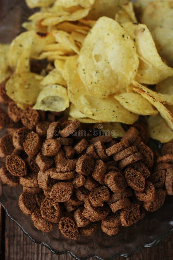 Chips Y Crackers En La Macro De La Mesa Imagen de archivo - Imagen de ...