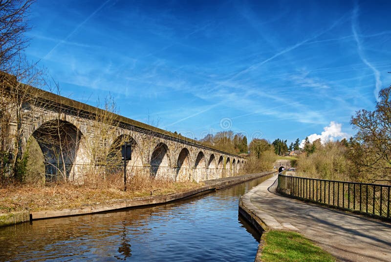 Kijk Op Het Chirk Aqueduct En Het Spoorviaduct in Chirk Wales. Stock ...
