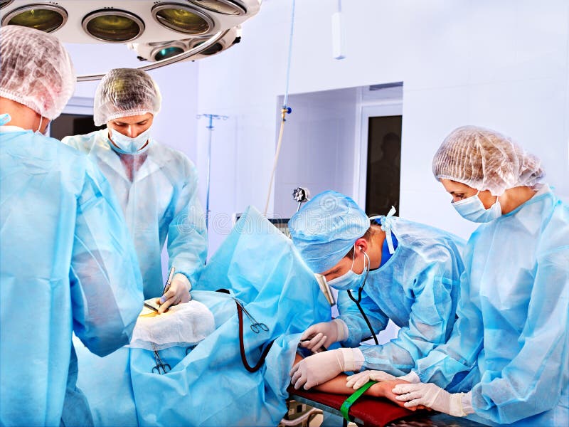 Chirurg Bei Der Arbeit Im Operationsraum Stockfoto - Bild von klinisch ...