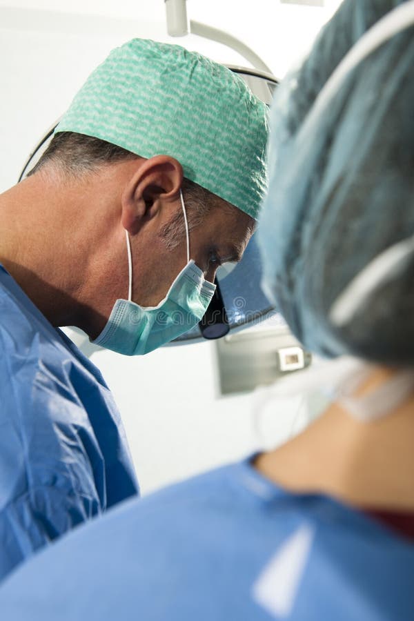 Chirurg Zwei Bei Der Arbeit Bild. Bild: 4862406