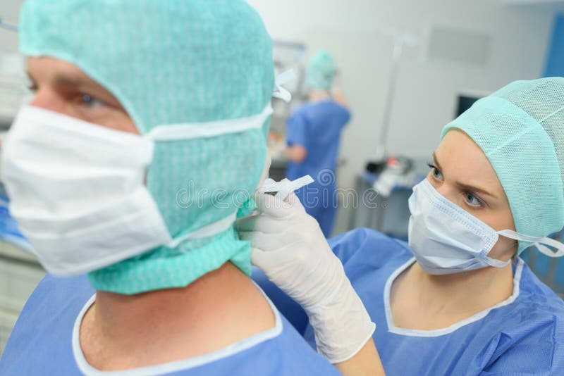 Chirurgen, Die Zur Operation Fertig Werden Stockfoto - Bild von ...
