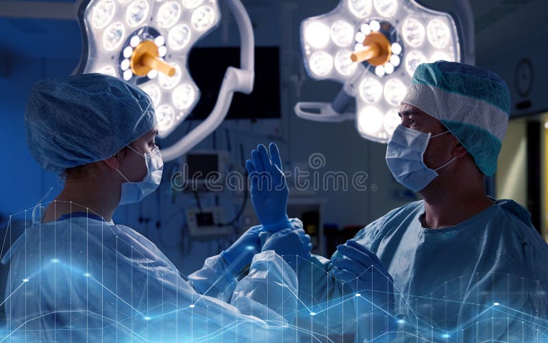 Chirurgen Im Operationsraum am Krankenhaus Stockbild - Bild von hilfe ...