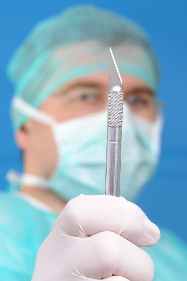 Chirurgo con il bisturi fotografia stock. Immagine di ospedale - 2482202