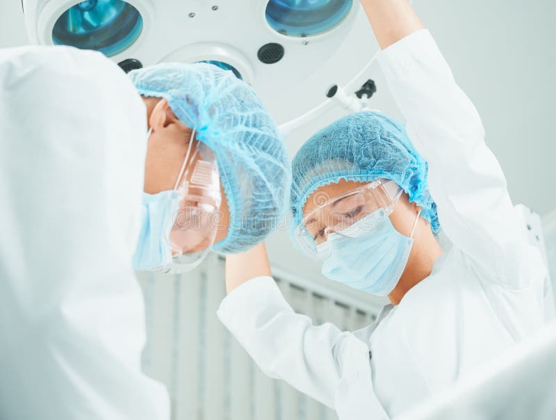 Chirurgo Ed Infermiere Nella Sala Operatoria Immagine Stock - Immagine ...