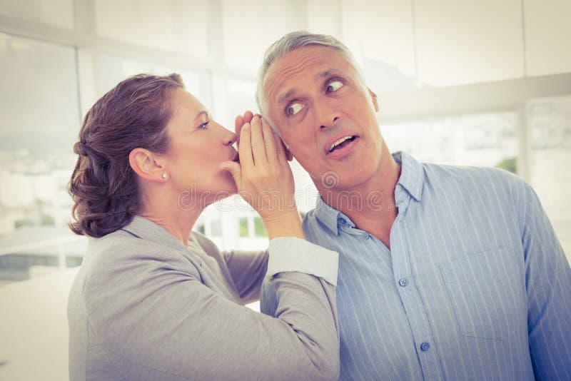 Chisme Susurrante De La Empresaria a Su Colega Imagen de archivo ...