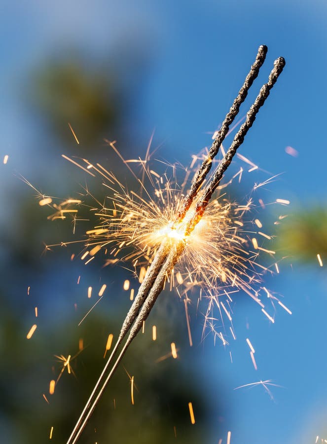 Las Chispas Brillantes Se Cierran Para Arriba Imagen de archivo ...