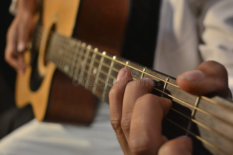 Chitarra Acustica Che Gioca Le Corde Immagine Stock - Immagine di ...