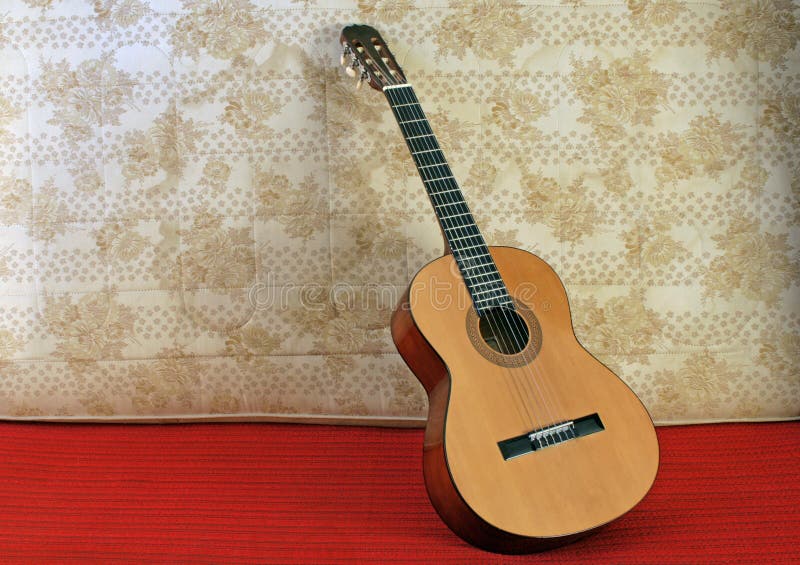 Chitarra classica fotografia stock. Immagine di bordo - 6184312