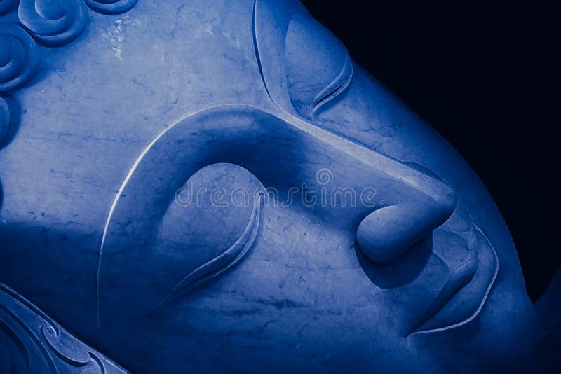 Chiuda Su Bello Buddha Addormentato Affrontano Il Tono Blu Fotografia ...