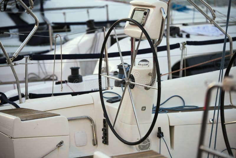 Chiuda Su Del Timone Di Una Barca a Vela Fotografia Stock - Immagine di ...