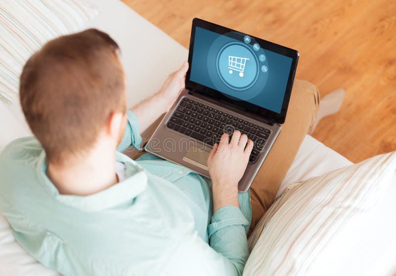 Chiuda Su Dell'uomo Che Lavora Con Il Computer Portatile a Casa ...