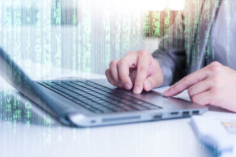 Chiuda Su Dell'uomo Di Affari Che Scrive Sul Computer Portatile ...