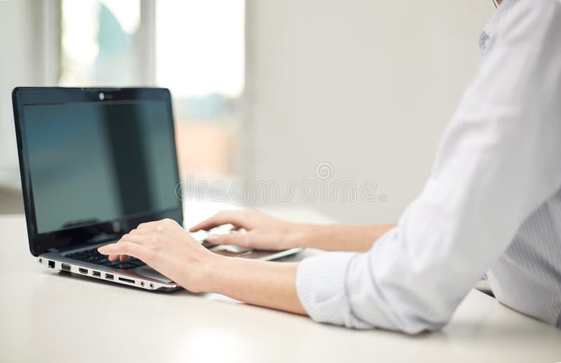 Chiuda Su Della Donna Che Scrive Sul Computer Portatile All'ufficio ...