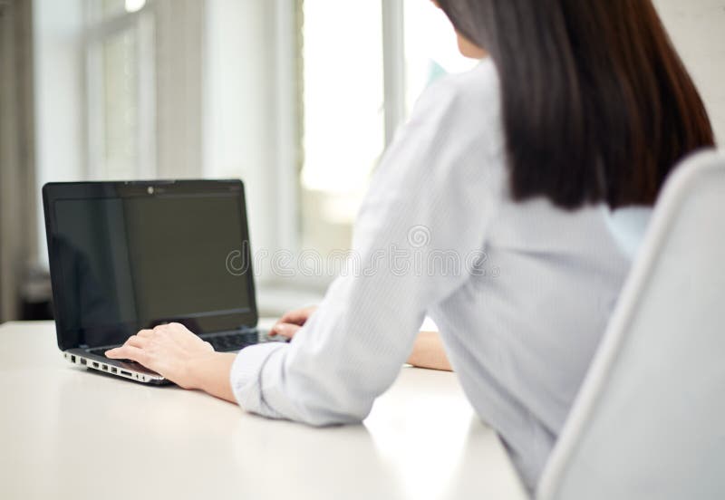 Chiuda Su Della Donna Che Scrive Sul Computer Portatile All'ufficio ...