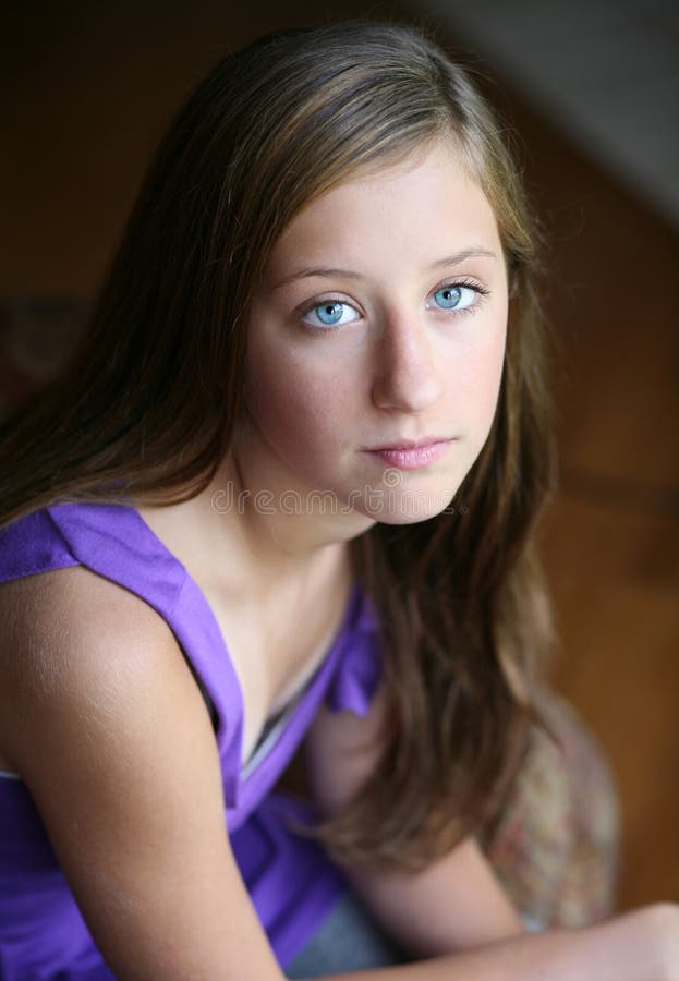 Primo Piano Di Una Ragazzina Preadolescente Immagine Stock - Immagine ...