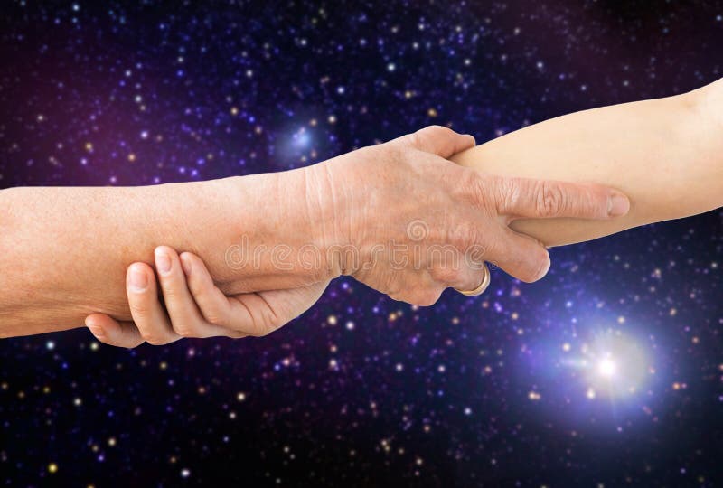 Chiuda Su Di Tenersi Per Mano Della Giovane Donna E Dell'anziano ... Chiuda Su Di Tenersi Per Mano Della Giovane Donna E Dell'anziano ...