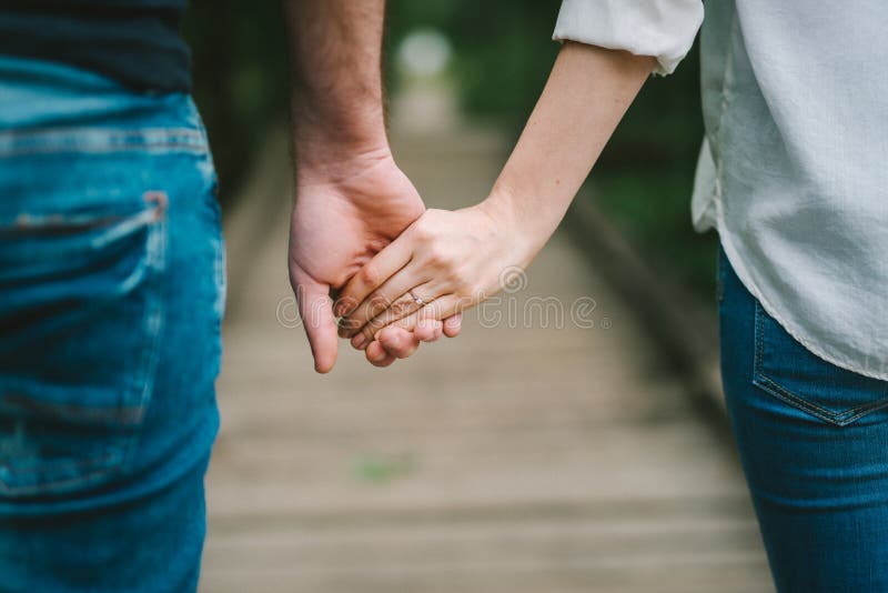 Chiuda Su Di Tenersi Per Mano Delle Coppie Di Amore Fotografia Stock ... Chiuda Su Di Tenersi Per Mano Delle Coppie Di Amore Fotografia Stock ...