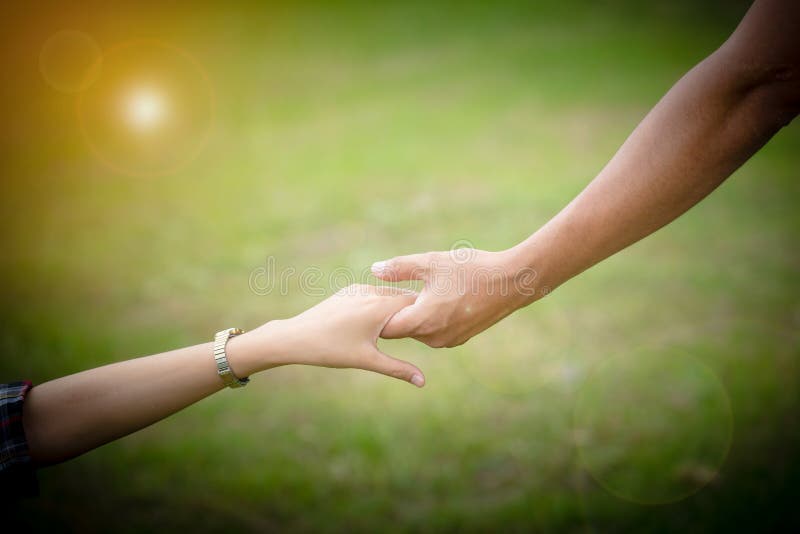 Chiuda Su Su Un Tenersi Per Mano Delle Coppie Fotografia Stock ... Chiuda Su Su Un Tenersi Per Mano Delle Coppie Fotografia Stock ...