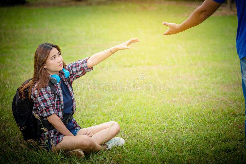 Chiuda Su Su Un Tenersi Per Mano Delle Coppie Immagine Stock - Immagine ... Chiuda Su Su Un Tenersi Per Mano Delle Coppie Immagine Stock - Immagine ...