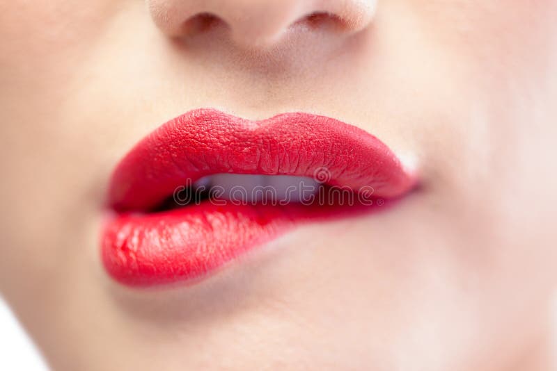 Chiuda Su Sul Modello Sensuale Che Morde Le Labbra Rosse Fotografia