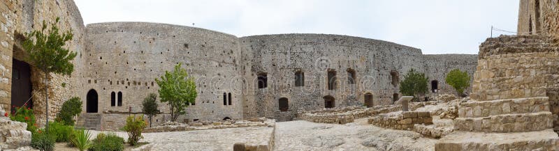 Chlemoutsi Castle (Chateau Clermont) - Walls of Inner Keep ...