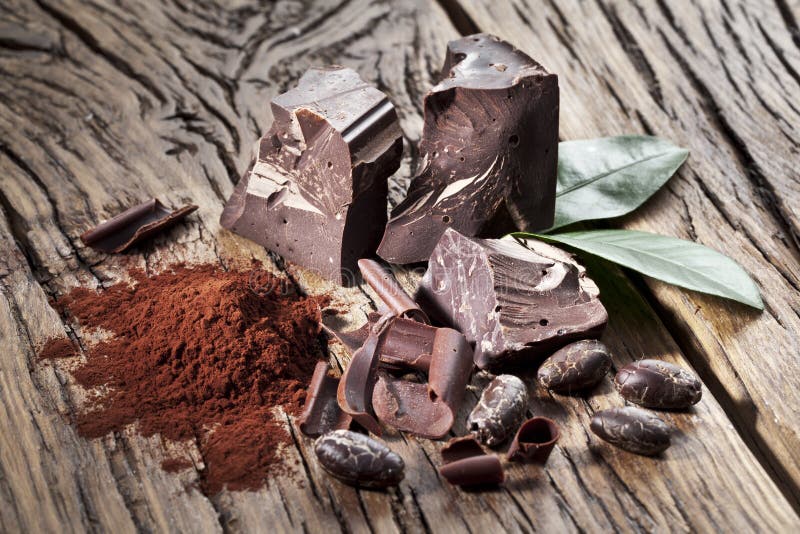 Chocolade En Cacaoboon Over Hout Stock Foto - Image of deel, zwart ...